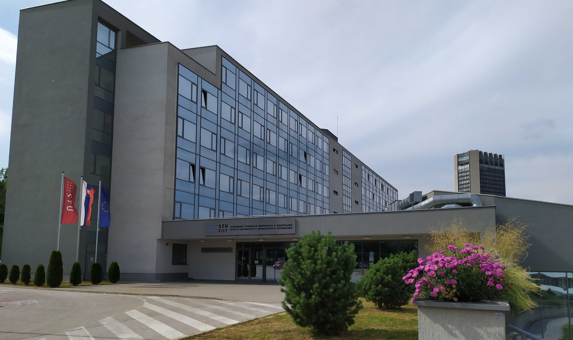 FIIT STU otvára prvý medzinárodný študijný program informatiky na Slovensku - Fakulta ...